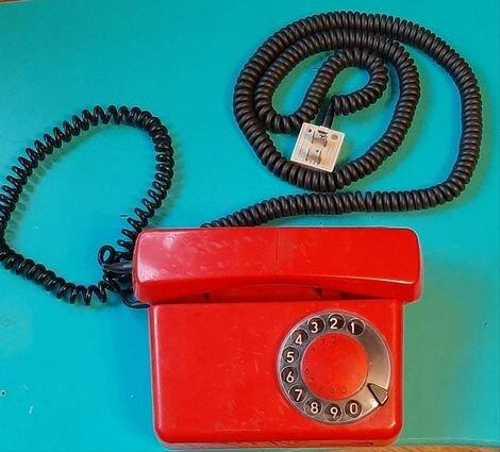 Телефон из СССР с длинным витым шнуром