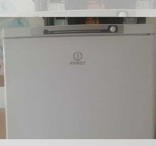 Нерабочий холодильник indesit