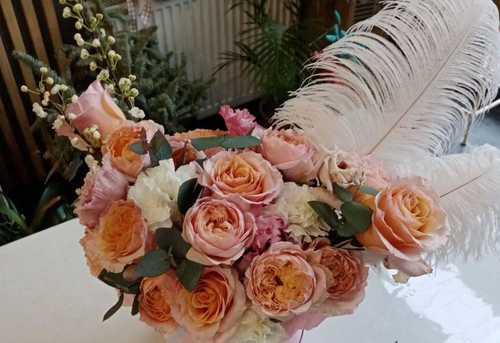 Цветочная композиция в шляпной коробке с розами Дж