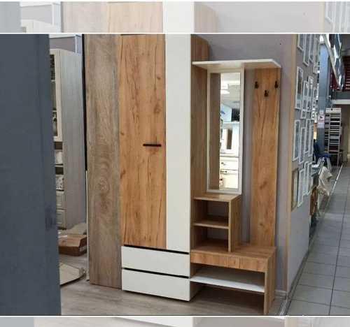 Вешалка с зеркалом. Прихожая в наличии