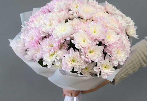 Нежно-розовый букет из кустовой хризантемы