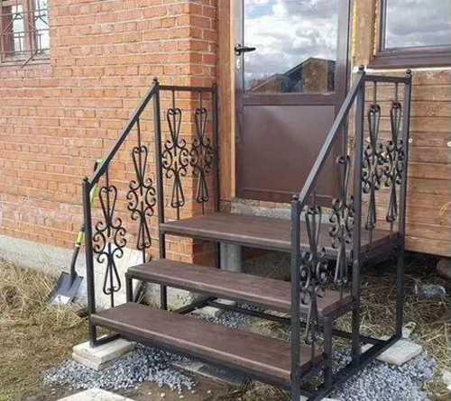 Крыльцо-лестница металлическое с перилами № 35
