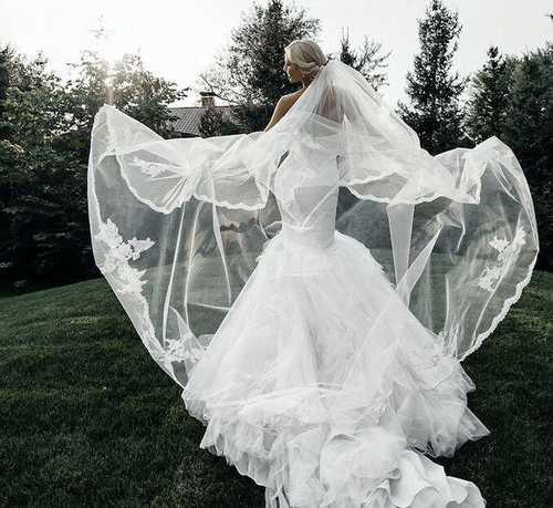 Свадебное платье с фатой pronovias