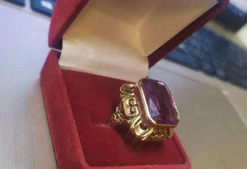 Золотой старинный перстень корундом аметистом 585