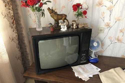 Два старых телевизора