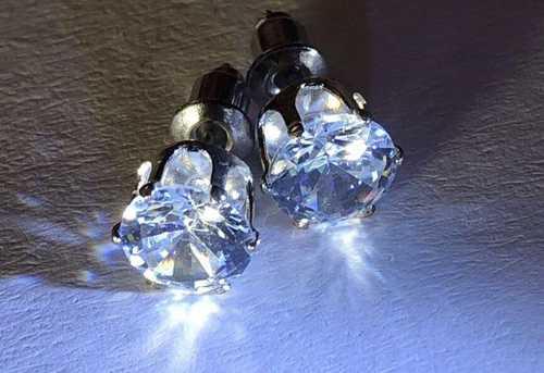Роскошные серьги с бриллиантом