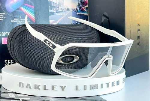 Спортивные очки Oakley Sutro Белые Фотохромные