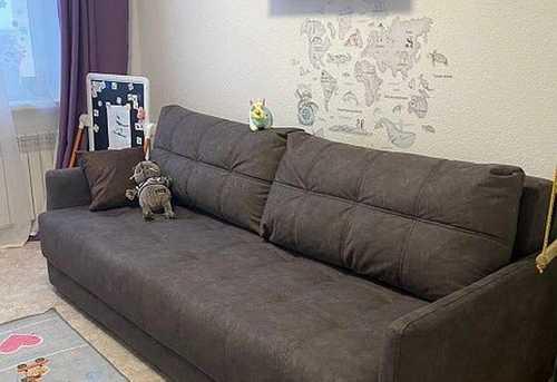 Компактный диван с модными подлокотниками
