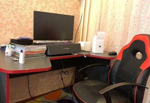 Компьютерное кресло и стол игровой