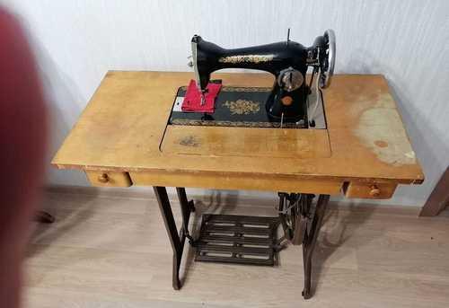 Старинная ножная швейная машинка