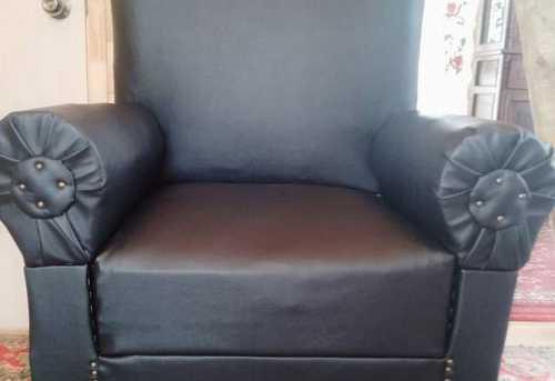 Старинный антикварный диван и кресло