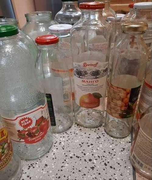 Стеклянные бутылки из- под сока и банки с крышками
