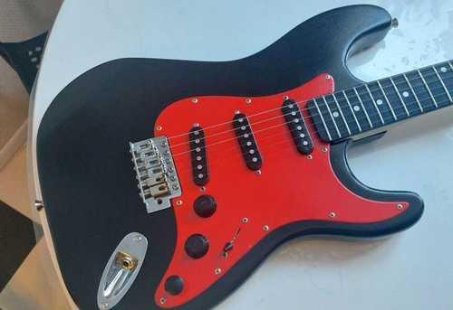 Красно-черная электрогитара типа Stratocaster
