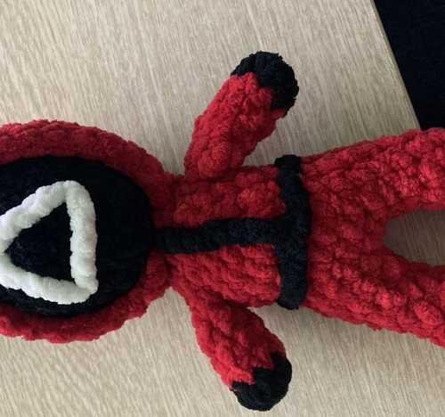 Вязаная игрушка Солдатик из игры в кальмара