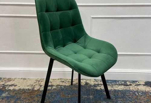 Зеленый стулья на прямоугольных ножках