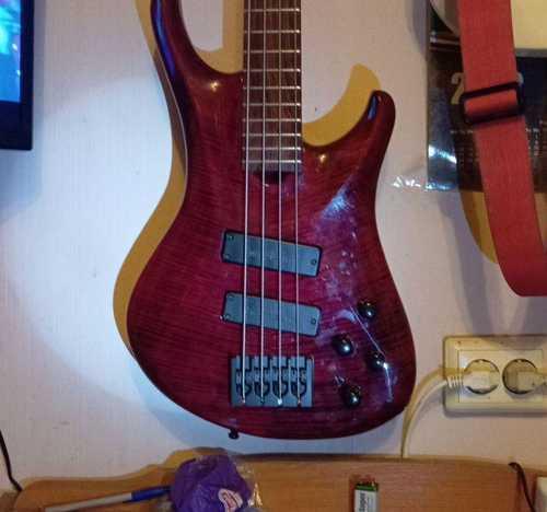 Bass guitar roscoe custom Shop usa