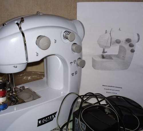Швейная машинка с комплектом и коробкой