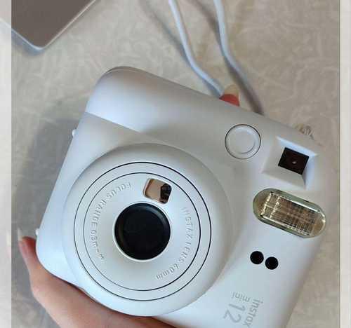 Новый фотоаппарат мгновенной печати instax 12 mini