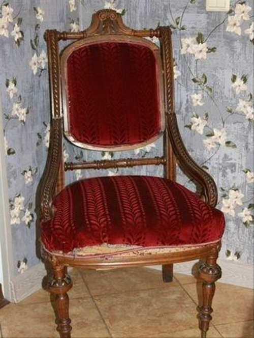 Кресло старинное мягкое. конец 19 века. орех