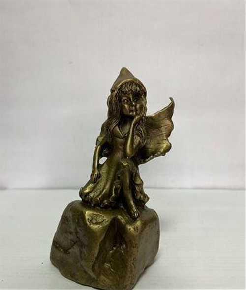 "Ангелочек на камне" бронзовая статуэтка