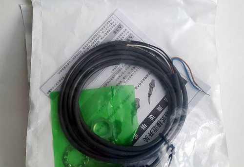 Датчик приближения индуктивный LM12-3004PC