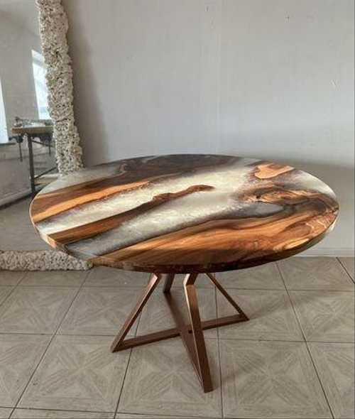 Кухонный стол из смолы