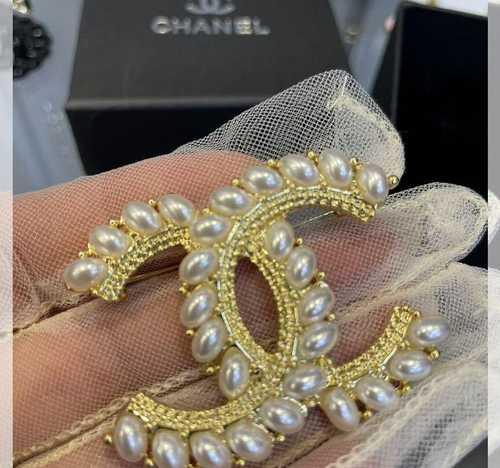 Брошь Chanel с жемчугом, Шанель