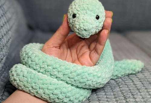 Мягкая игрушка ручной работы - вязаная мятная змея