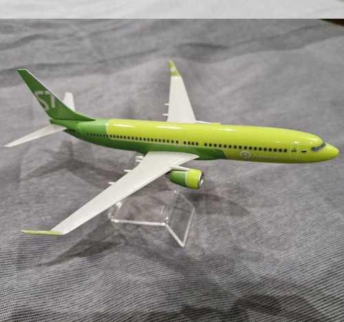 Сборная модель Boeing 737-800 (1:200)