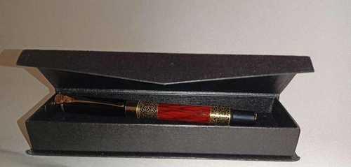 Перьевая ручка в подарочной коробке