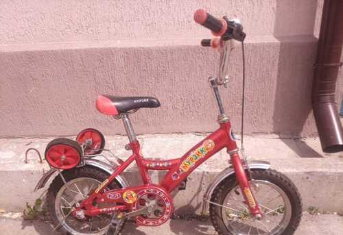 Детский велосипед с дополнительными колесами