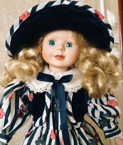Кукла фарфоровая коллекционная на подставке винтаж