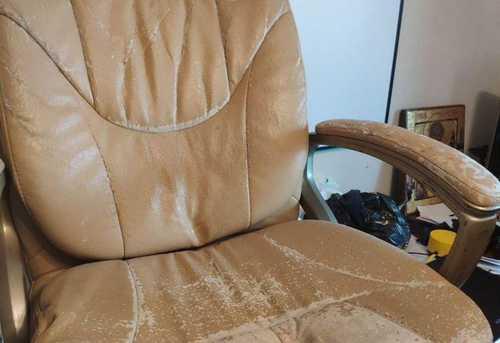 Кожанное кресло б/у требует ремонта