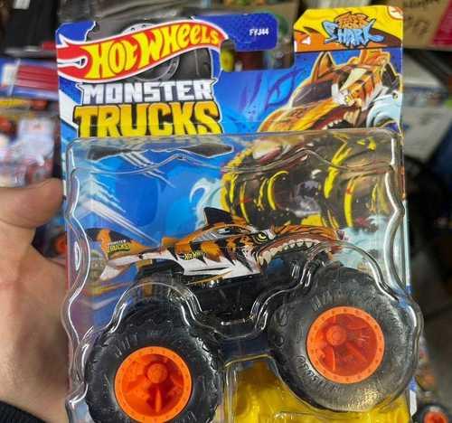 Машинка Hot Wheels monster truck tiger shark