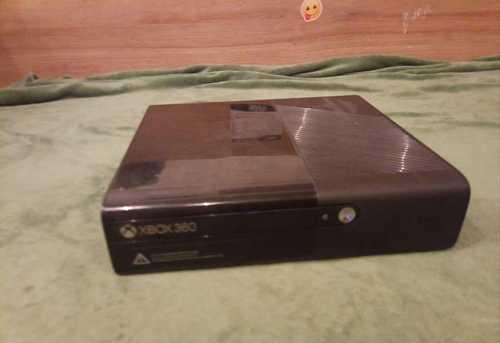 Xbox 360 с геймпадом и 13 играми