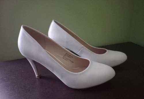 Белые,свадебные туфли на каблуке 38 размера