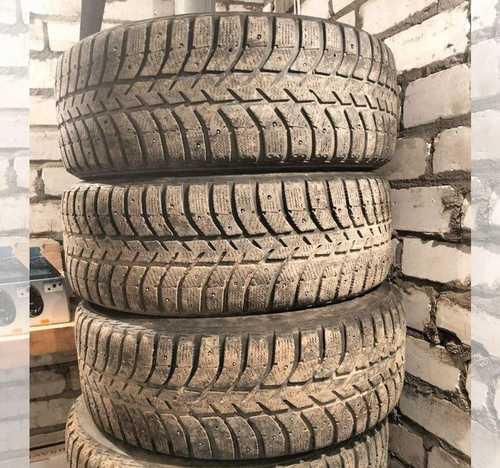 Bridgestone Ice Cruiser 5000 215/60 R16