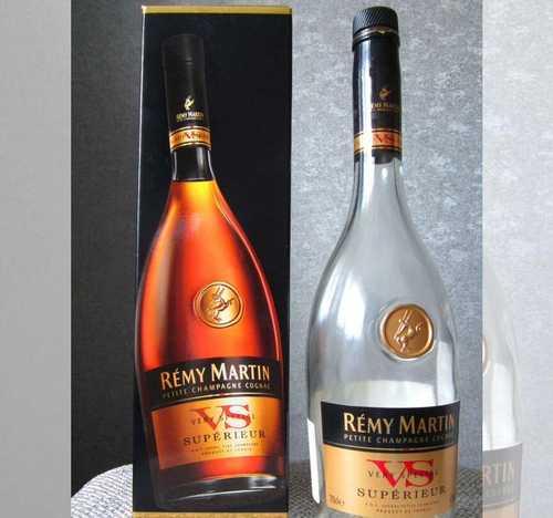 Пустая коробка и бутылка от Remy Martin