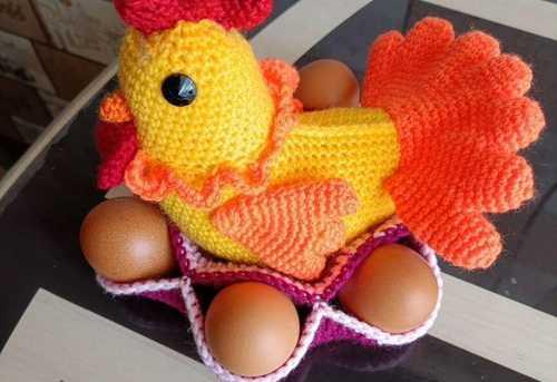 Пасхальная курица с корзинкой для яиц