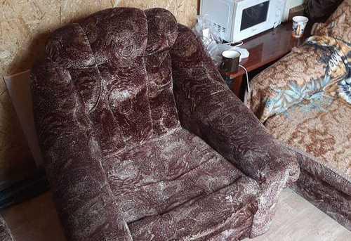 Кресло и диван состояние нормальное