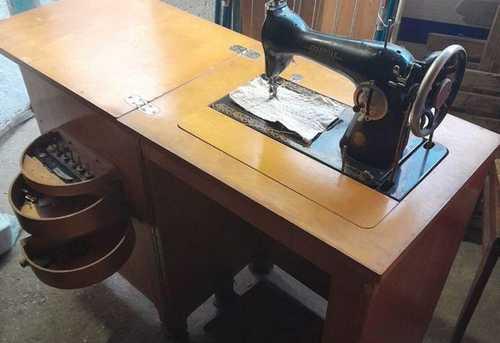 Швейная машинка со столом