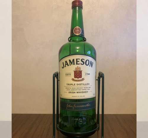 Бутылка Jameson 4,5 L на качелях