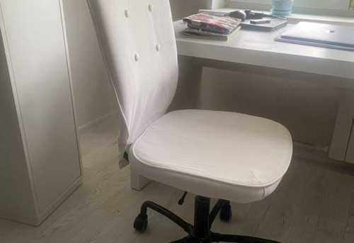 Компьютерное кресло IKEA с чехлом белого цвета