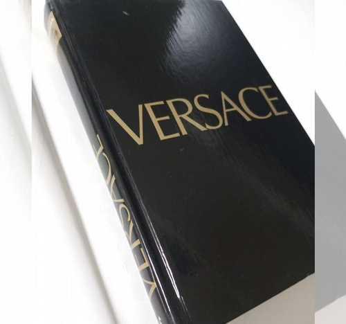 Новая книга о доме моды Versace