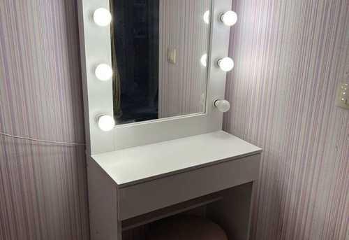Туалетный столик с гримерным зеркалом