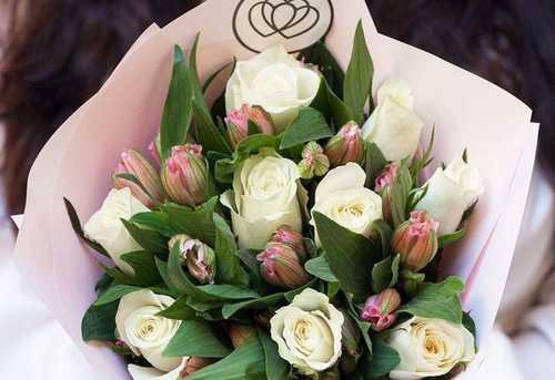 Букет из 10 белых роз (Кения) и 5 розовых альстром