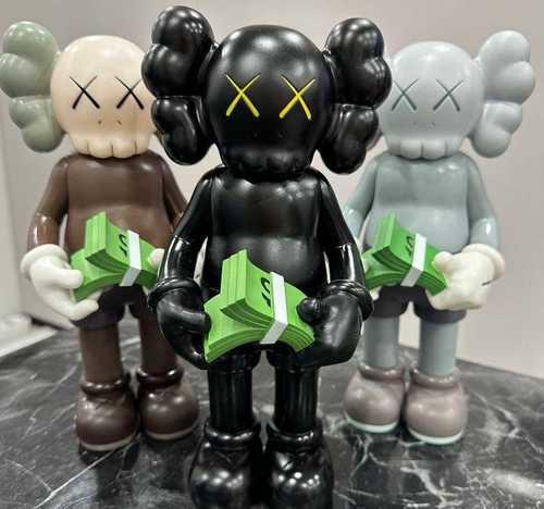 Фигурка kaws cash с деньгами