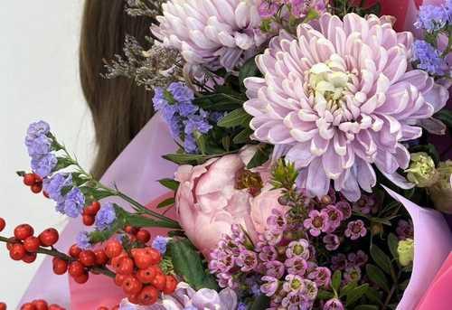 Букет Илекс и хризантема Доставка цветов и букетов
