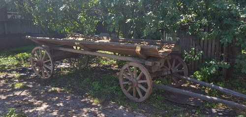 Старинная телега на деревянных колесах