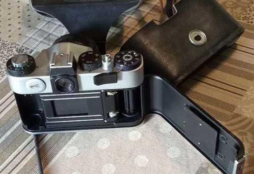 Советский фотоаппарат зенит с гелиусом